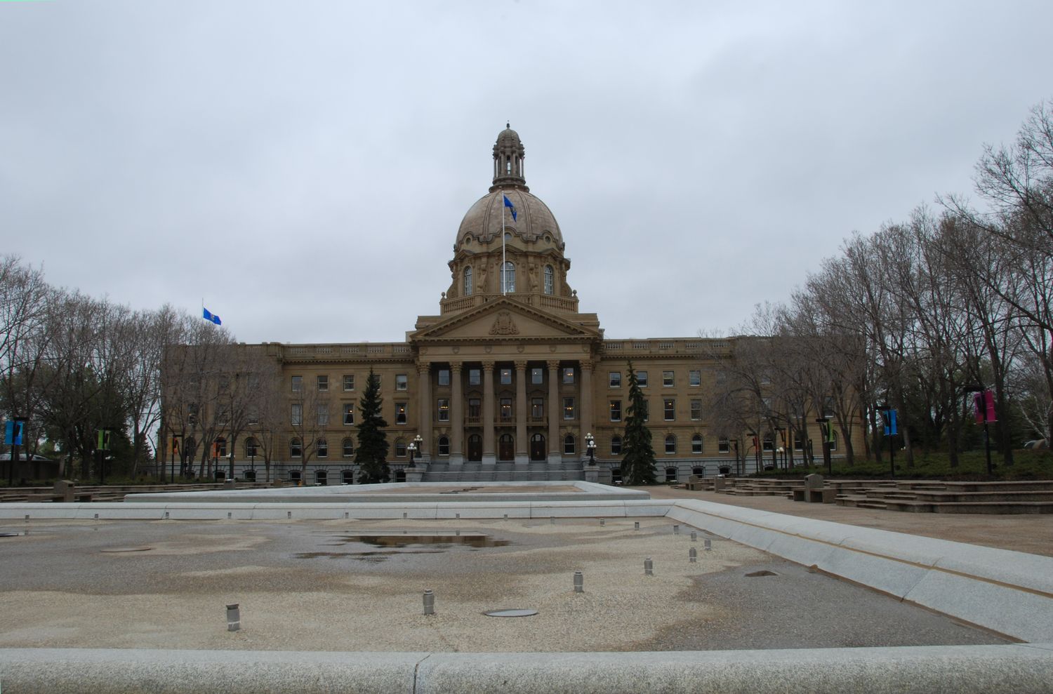Jan & Eam's News: Alberta's Legislature Building