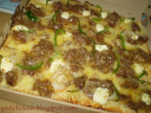 Philly Cheese Steak Overload Pizza | YedyLicious Manila Food Blog in ...