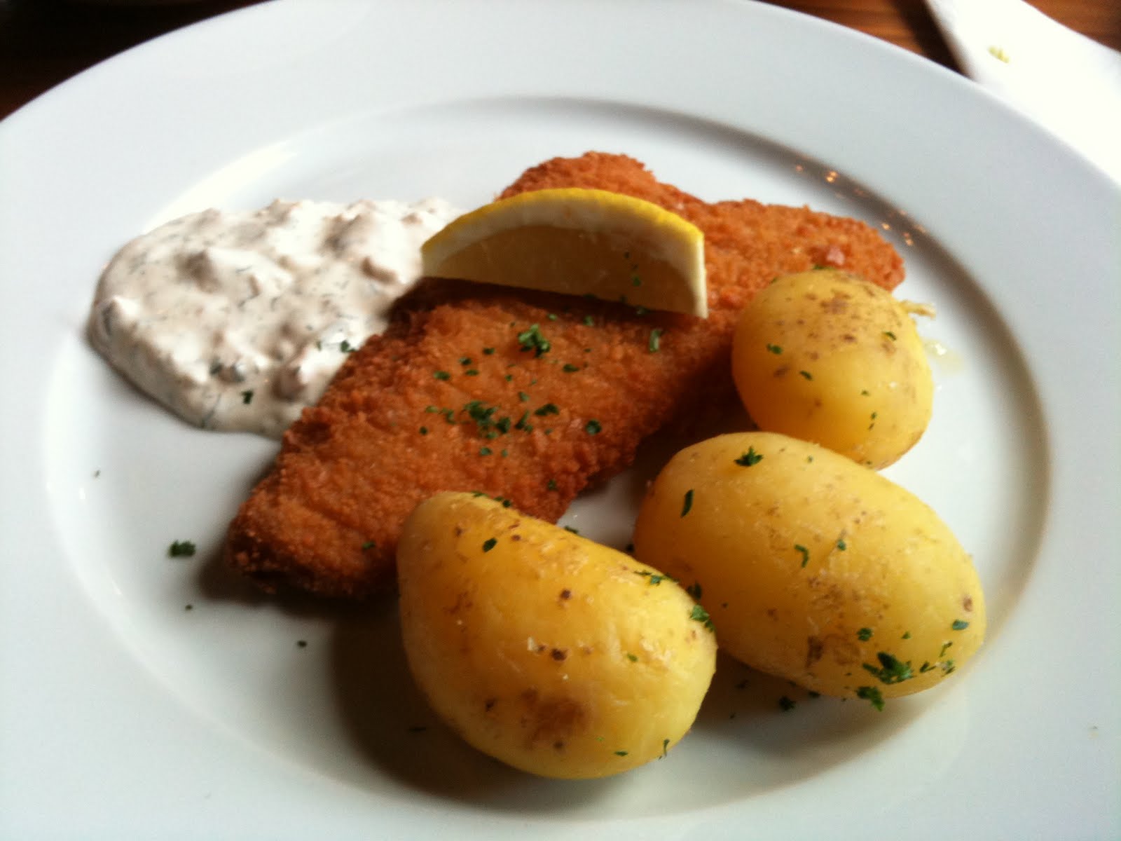 Bullen: Friterad kummelfilé med skagensås och citron | Lunch i Malmö