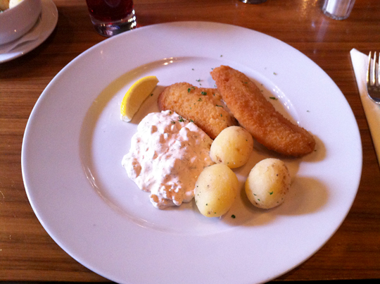 Bullen: Friterad kummelfilé med skagensås och citron | Lunch i Malmö