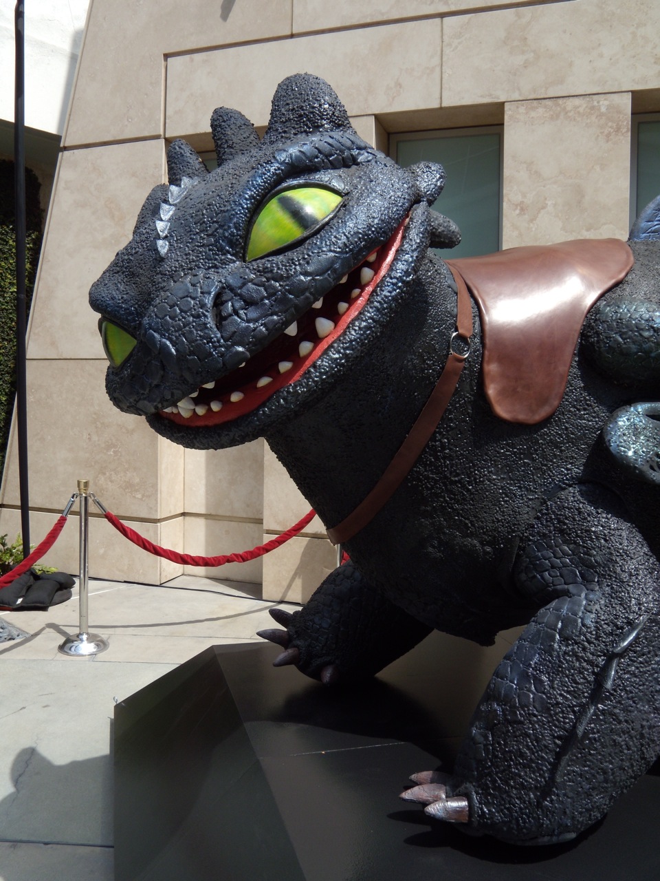 Does anyone know anything about this "Mega Toothless" toy? I want it ...