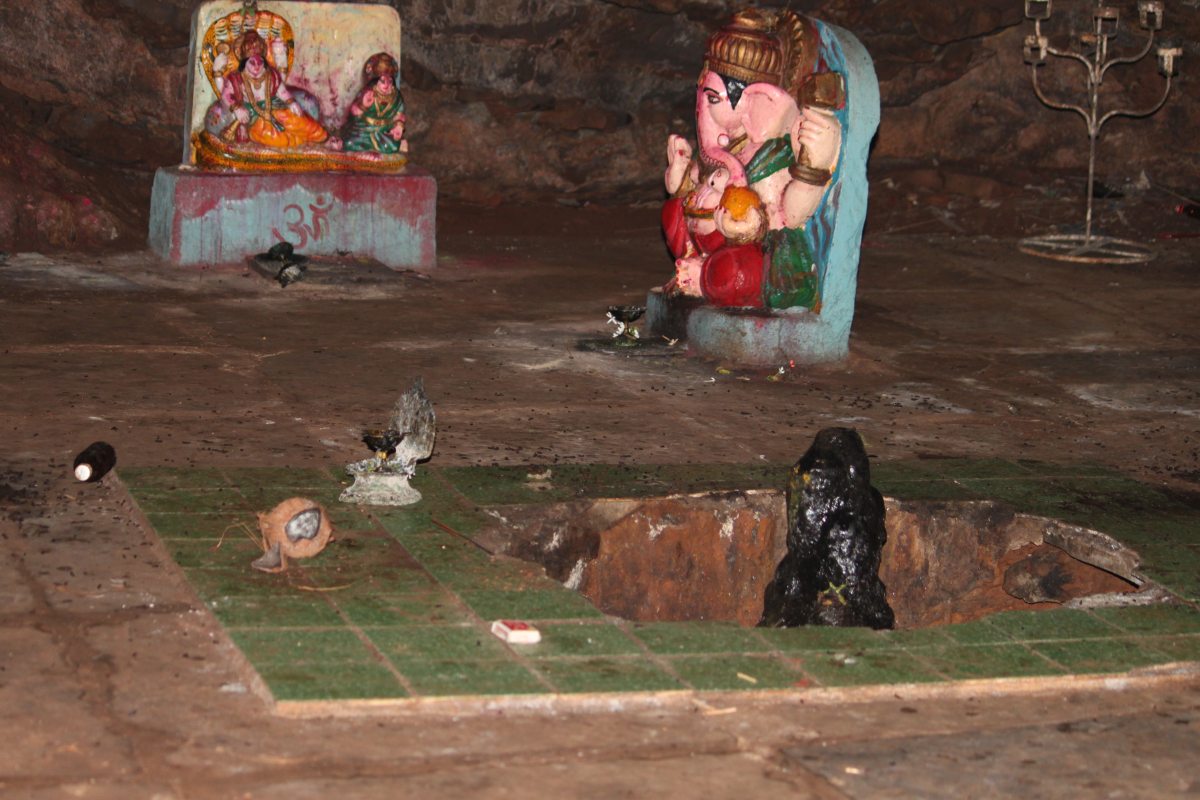 Journeys across Karnataka: Caves of Ulavi: Panchalingagavi
