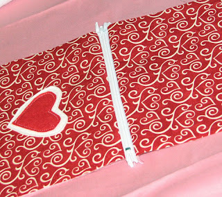 Sew Fantastic: Tutorial:: Valentine Padded Zipper Pouches