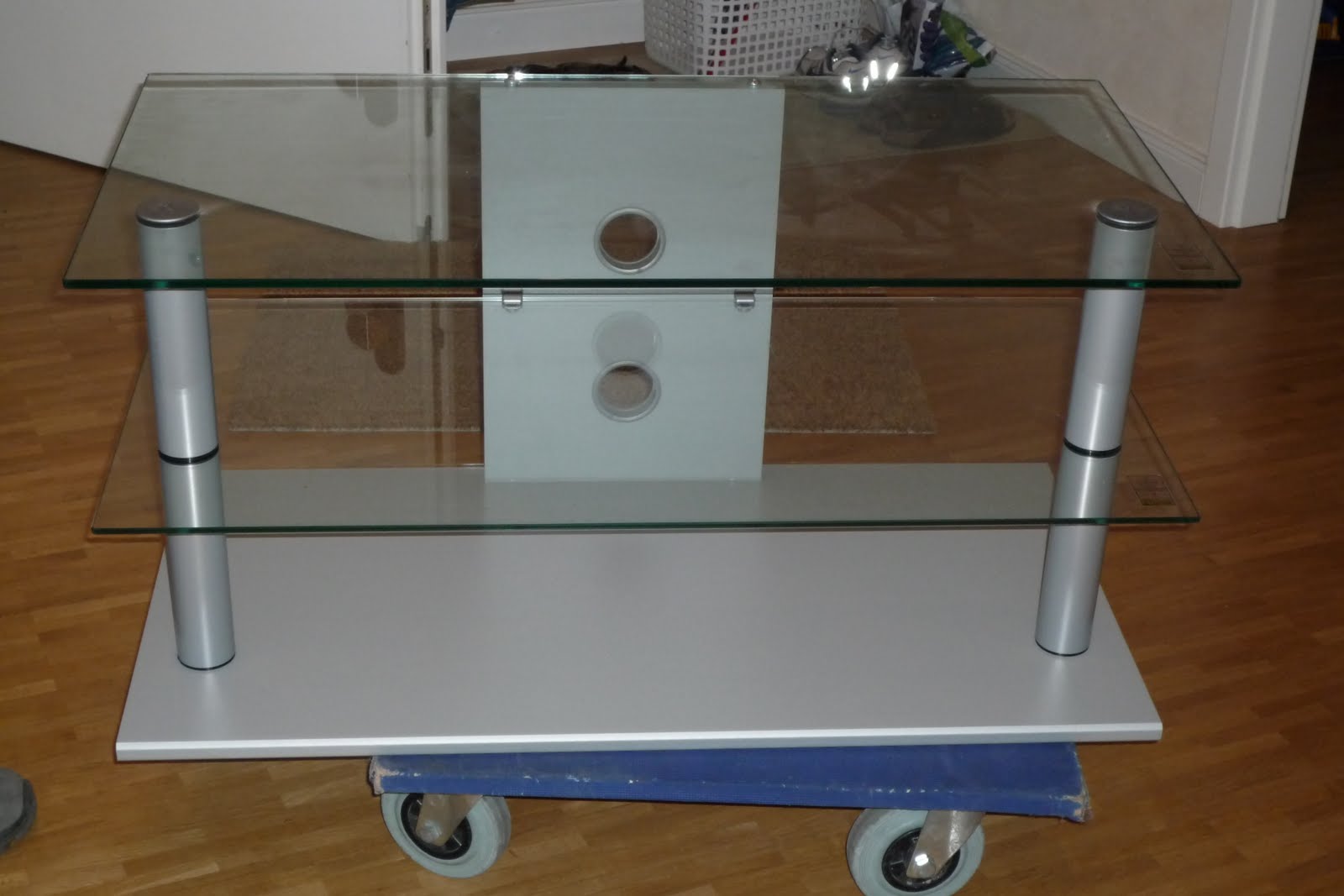 DOWNSIZING SALE: SONY TRINITRON COLOR TV and tempered glass stand
