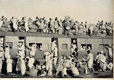 INDIA IN THE PAST: TRAIN TO PAKISTAN; India 1947. Trains packed with ...