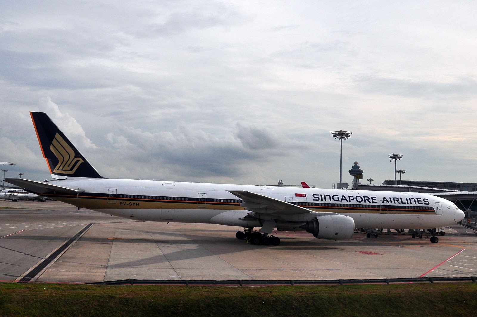 Aeroplane spotting (Photograph): Singapore Airlines Boeing B777-312 (9V ...