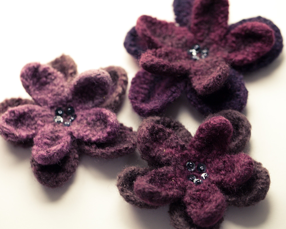 KÄSITYÖPÄIVÄKIRJA: Virkattu kukka, huovutettu rintaneula