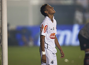 Neymar left with his pants down after step overs (Santos v Goias)