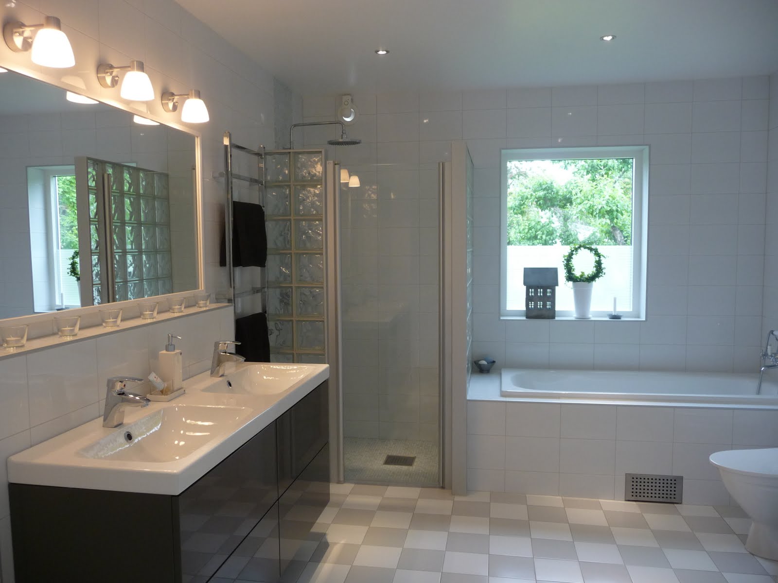 Vitt och blått: Badrummet