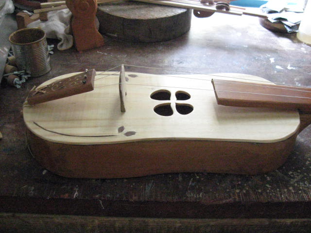 Barro e Cordas: VIOLA MEDIEVAL feita por Valmir Rosa