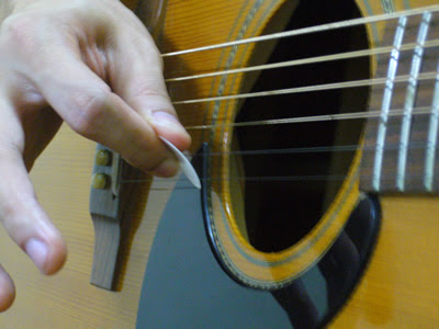 Learning The Basics of Guitar: HOW TO hold a pick/plectrum when strumming