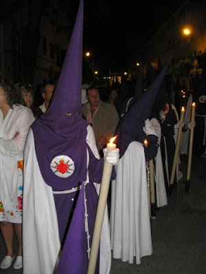 Blog de Torreblanca Cofrade: Nazarenos de morado y blanco