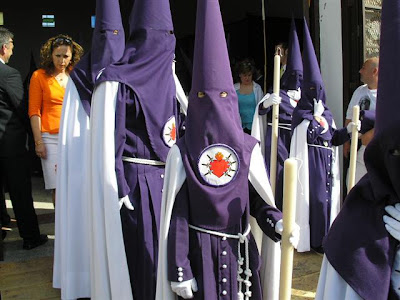 Blog de Torreblanca Cofrade: Nazarenos de morado y blanco