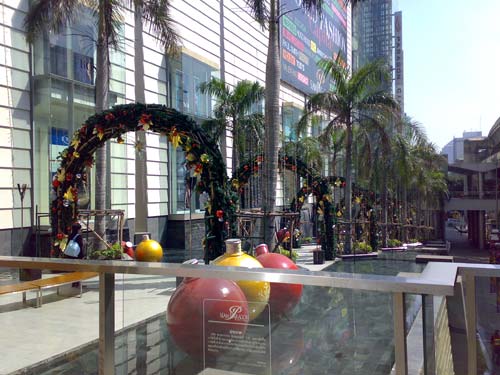 WINDOW DISPLAY IDEAS , VISUAL MERCHANDISE: Exterior display & Interior ...