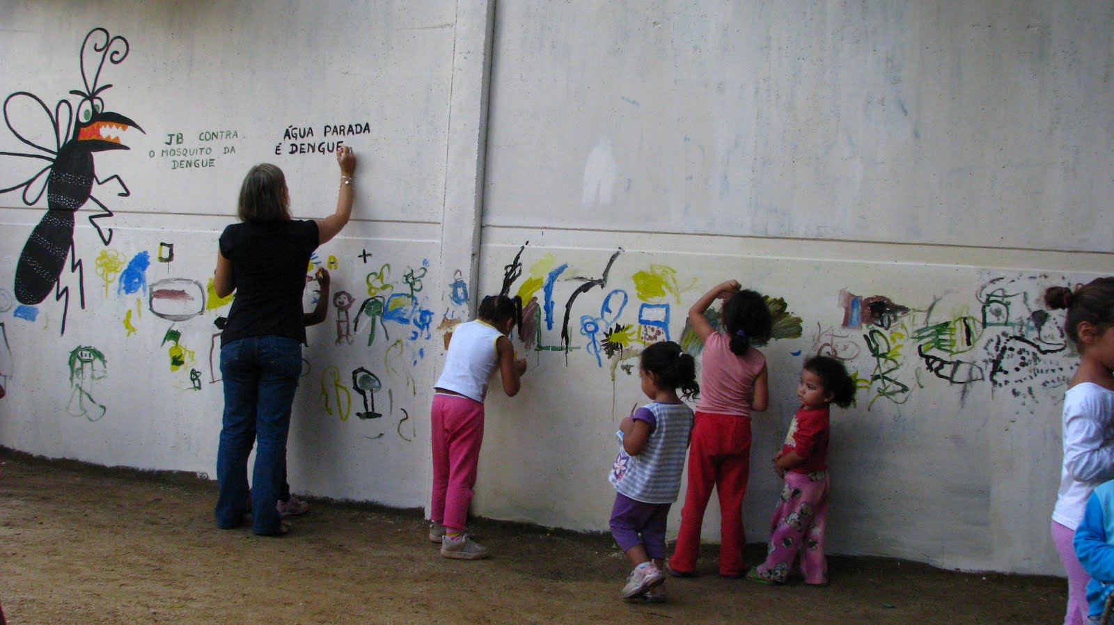 Equipe Vida Futura: Pintando o mural sobre a dengue