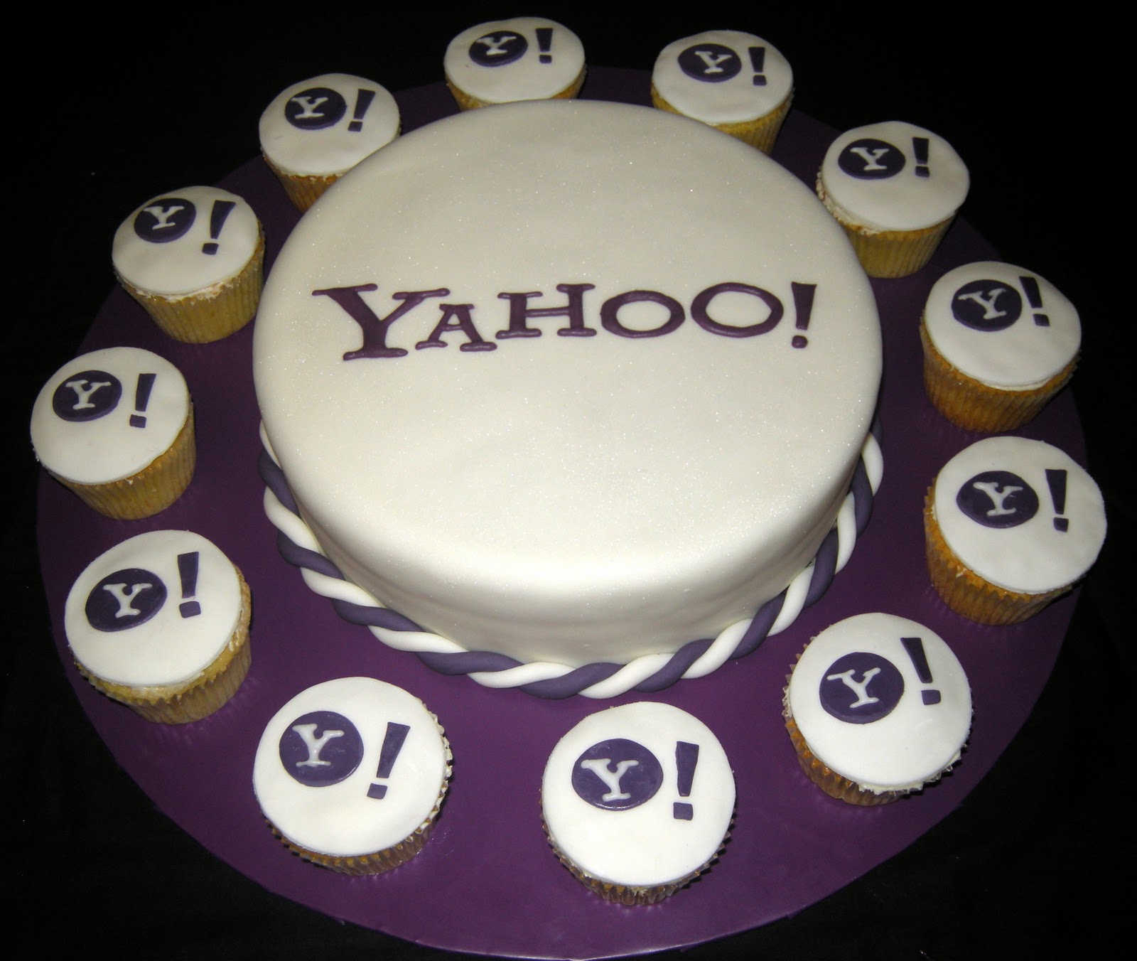 Harshi's Cakes & Bakes: Corporate Cake for "Yahoo"