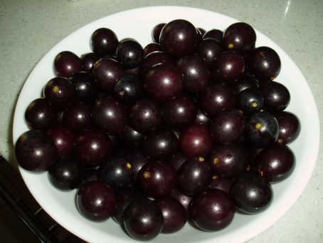 Caring Is Not Only Sharing...: Washing Grapes With Colgate