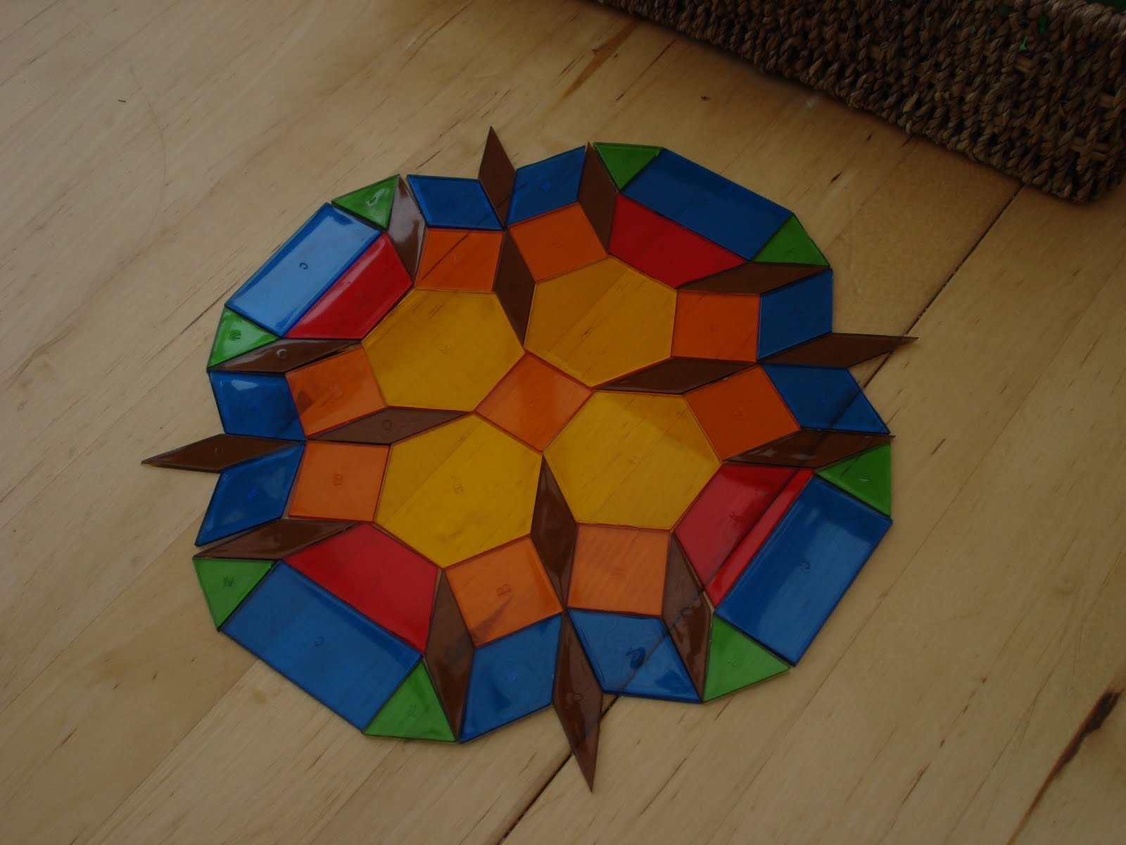 THE LEARNING ARK - Elementary Montessori : Art: Geometric Patterns