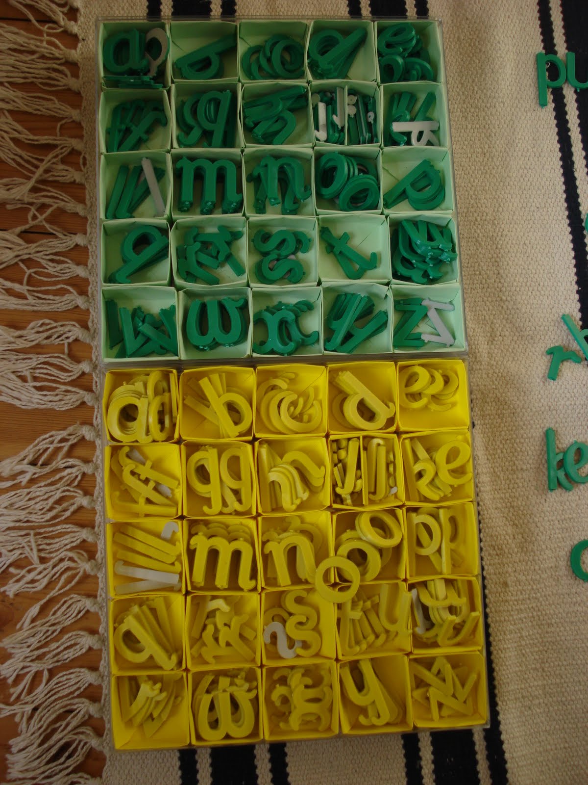 THE LEARNING ARK - Elementary Montessori : Moveable Alphabet box -Origami