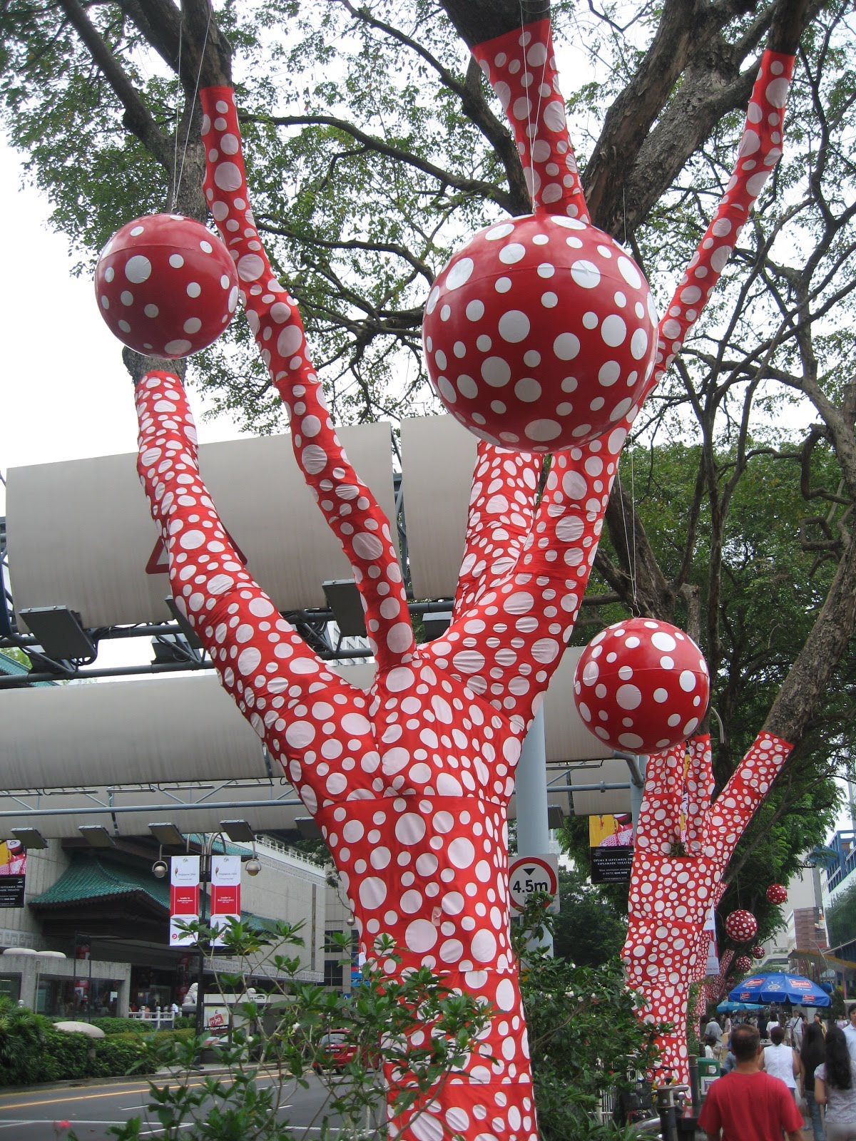 Fashional Geographic: Dotsessive Artist : Yayoi Kusama