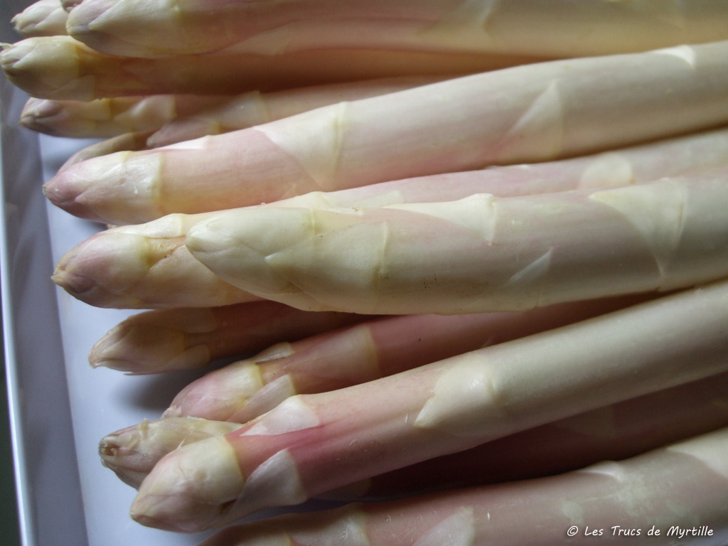 La Cuisine de Myrtille: Asperges, sauce "mimosa" (vinaigrette aux oeufs)