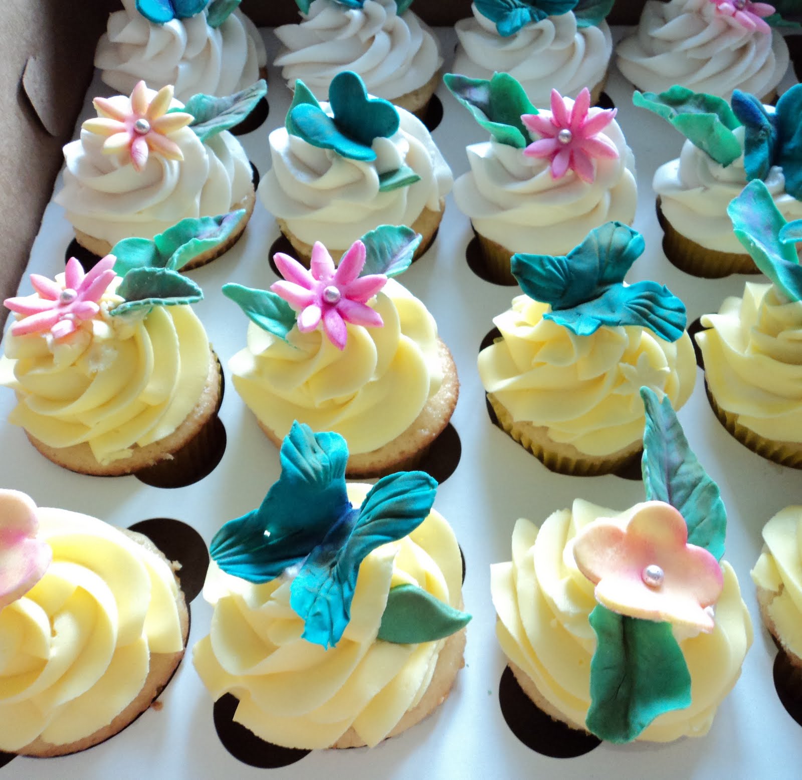 Yummy Goodness Bake Shoppe: Fancy cupcakes....