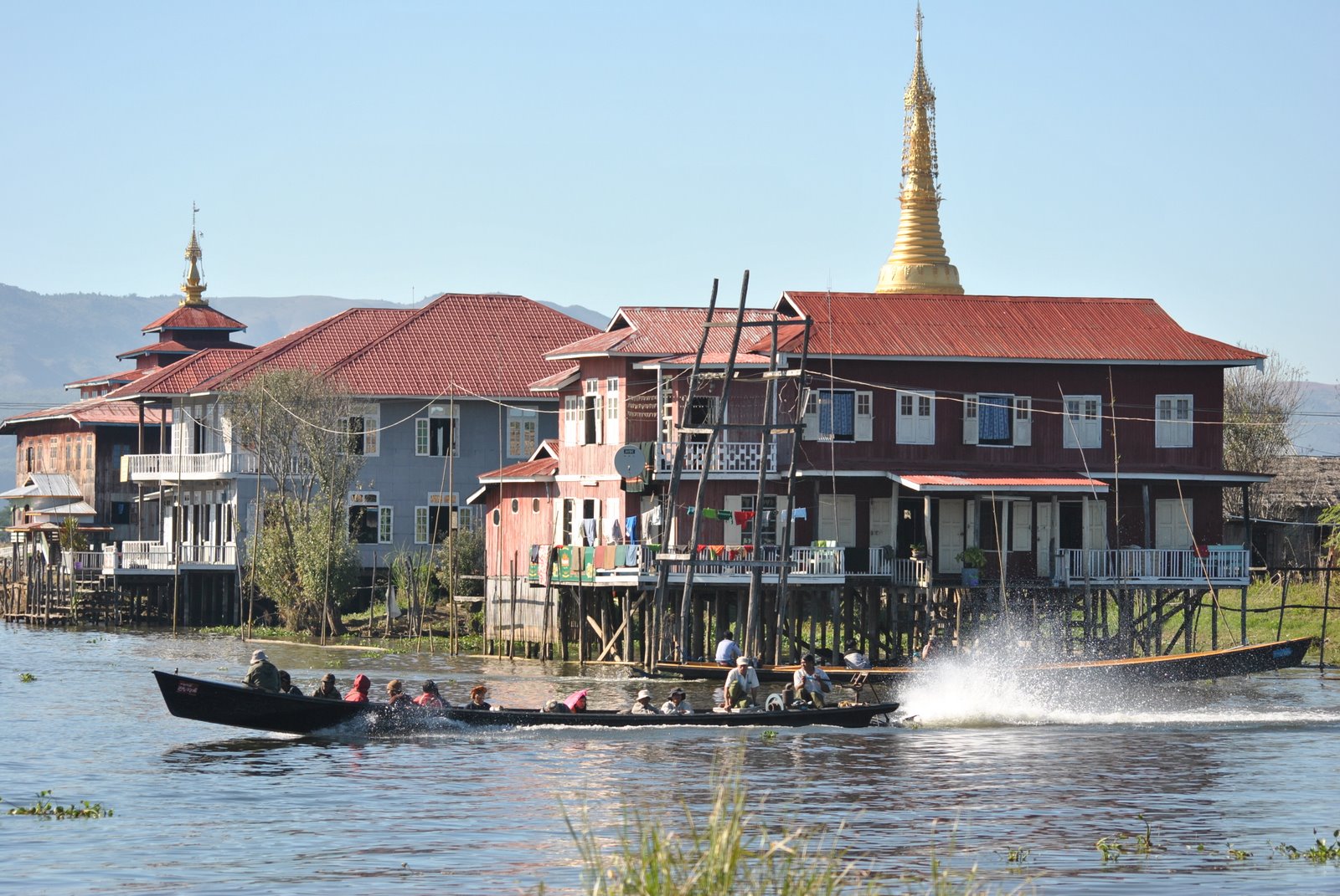 d'Asie et d'ailleurs: Lac Inlé - rue principale