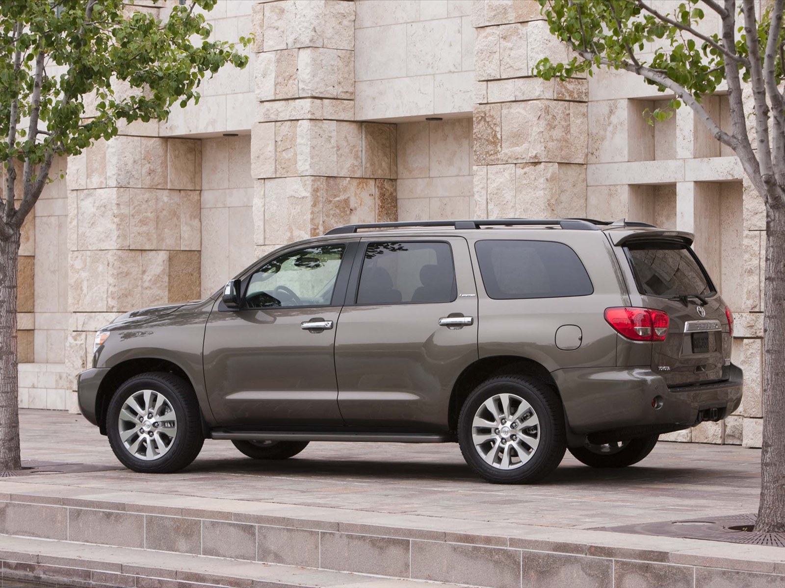 Hybrid Cars Gallery: 2011 Toyota Sequoia Official Pictures