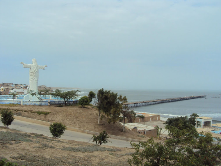 PACASMAYO BEACH: Surfing Peru