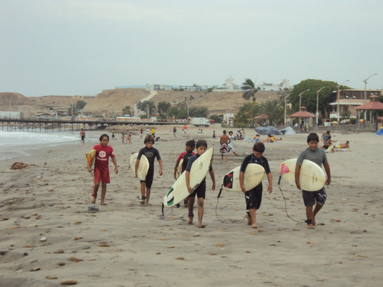 PACASMAYO BEACH: Surfing Peru