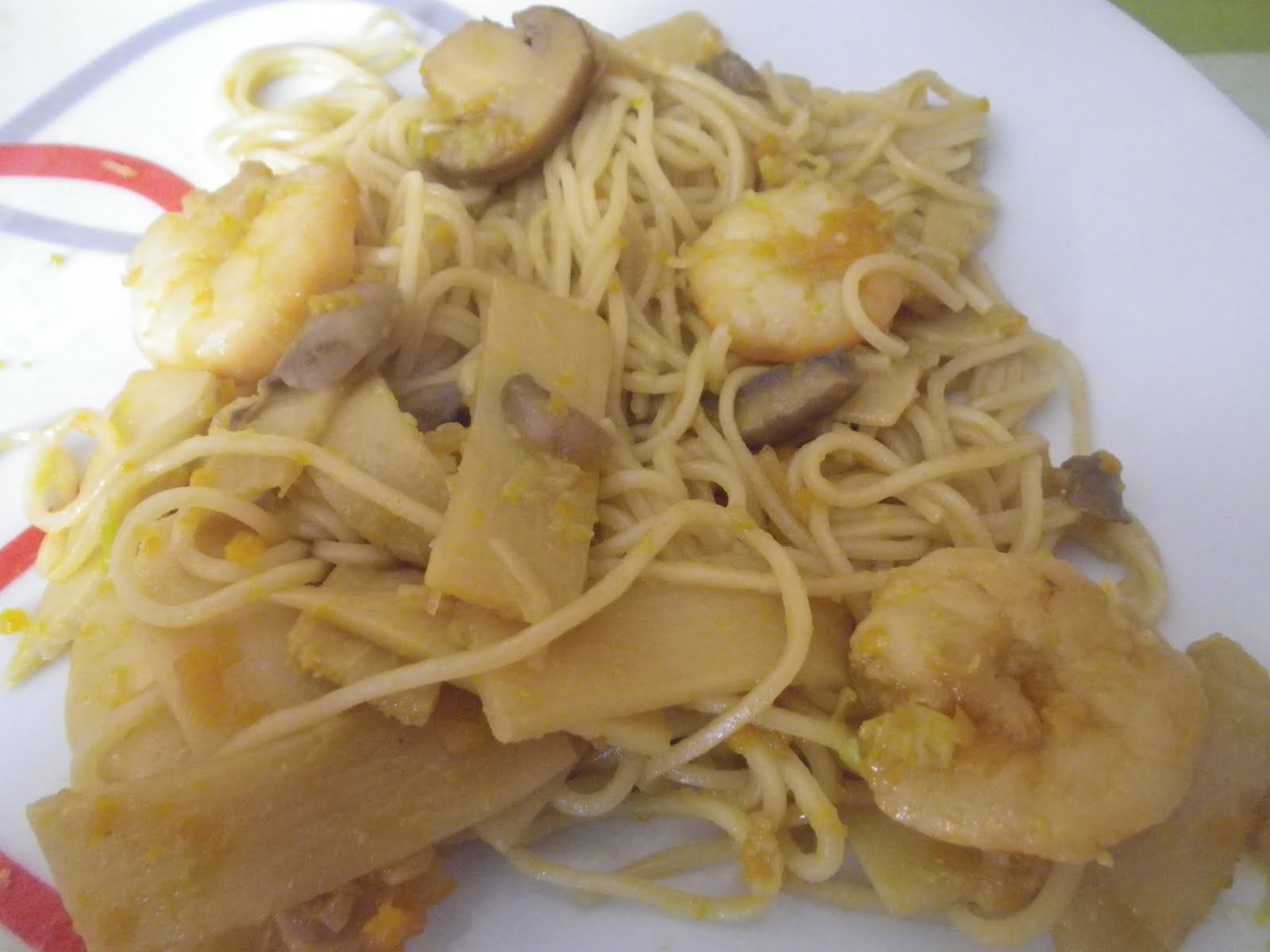 Ensaios culinarios: Massa chinesa com cogumelos e camarão