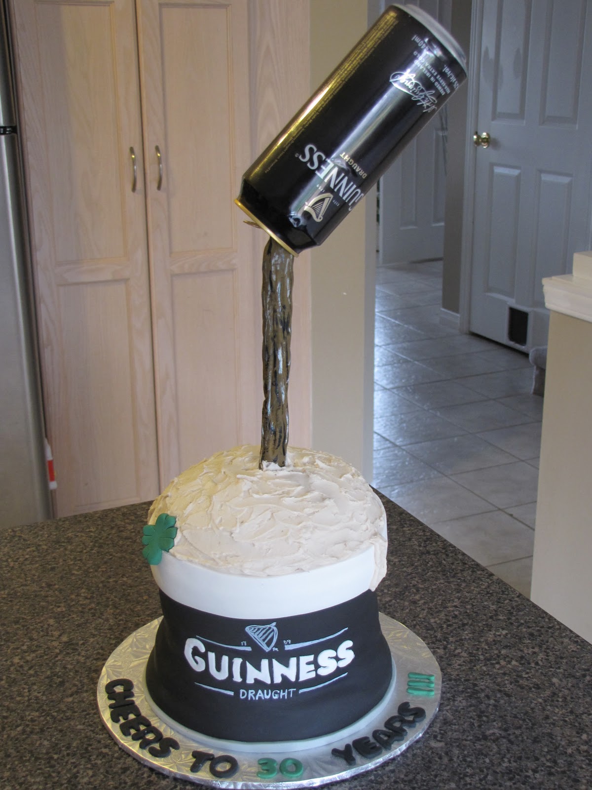 Ann Marie's Creative Cakes: Guinness flowing into pint glass cake