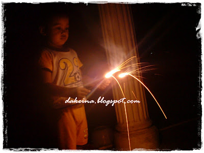 INI CERITERA PUAN EINA ♥: ~~menemani budak kecik kesayangan main bunga api.