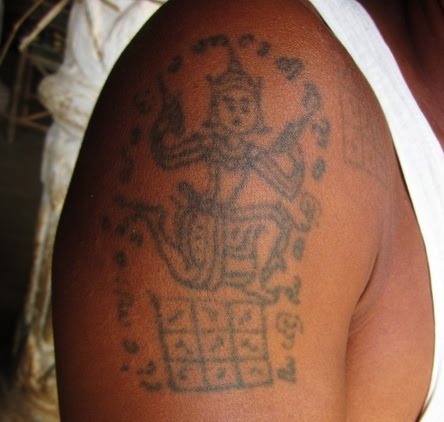 W Tajlandii i Indonezji: Tattoo man with a Nat spirit. Burma