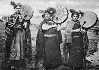 Historia de Chile: LOS MAPUCHE: La ceremonia de curación o "machitún"