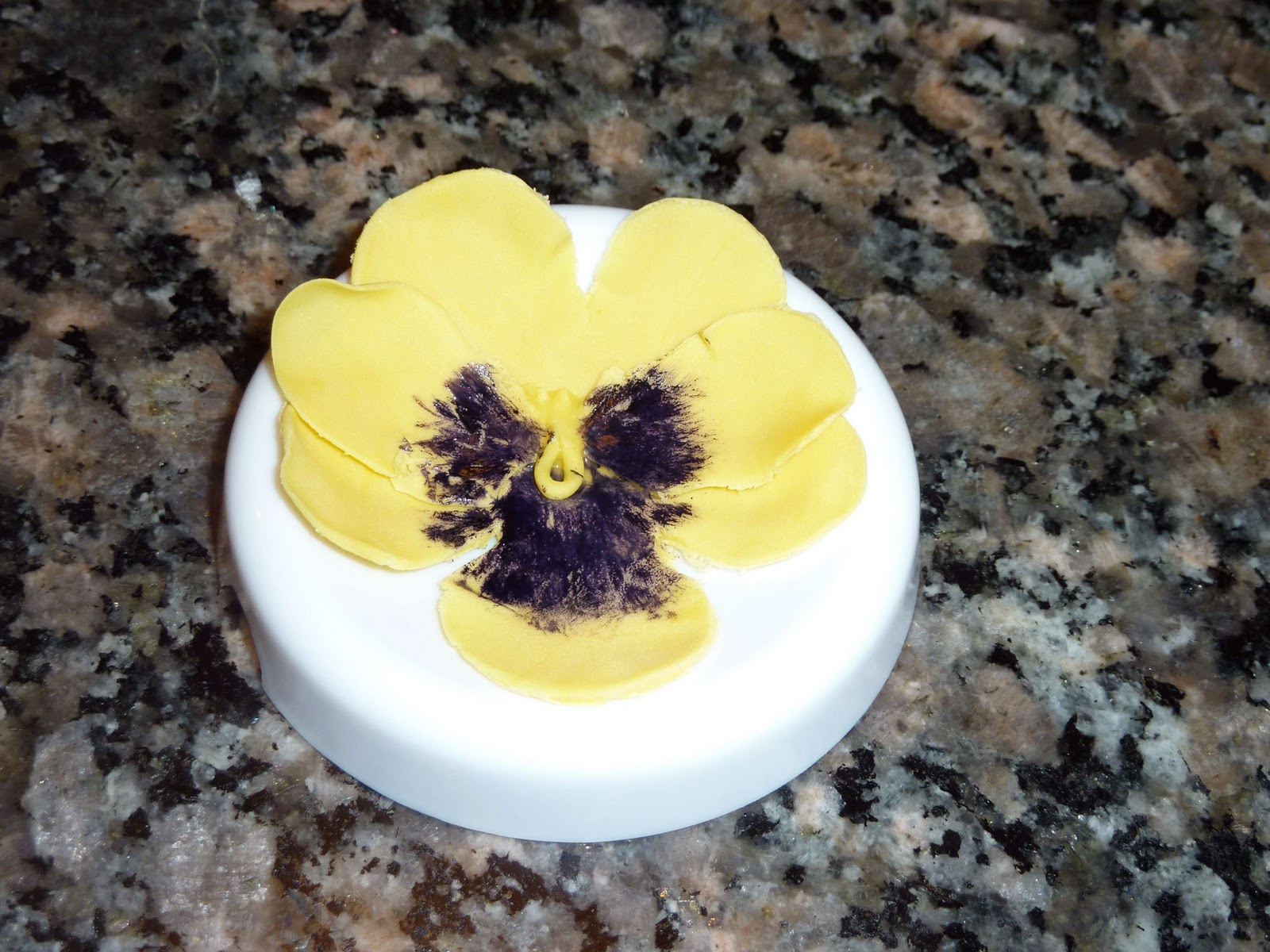 Sweet Mia's Cake Shop: Sugar Pansies