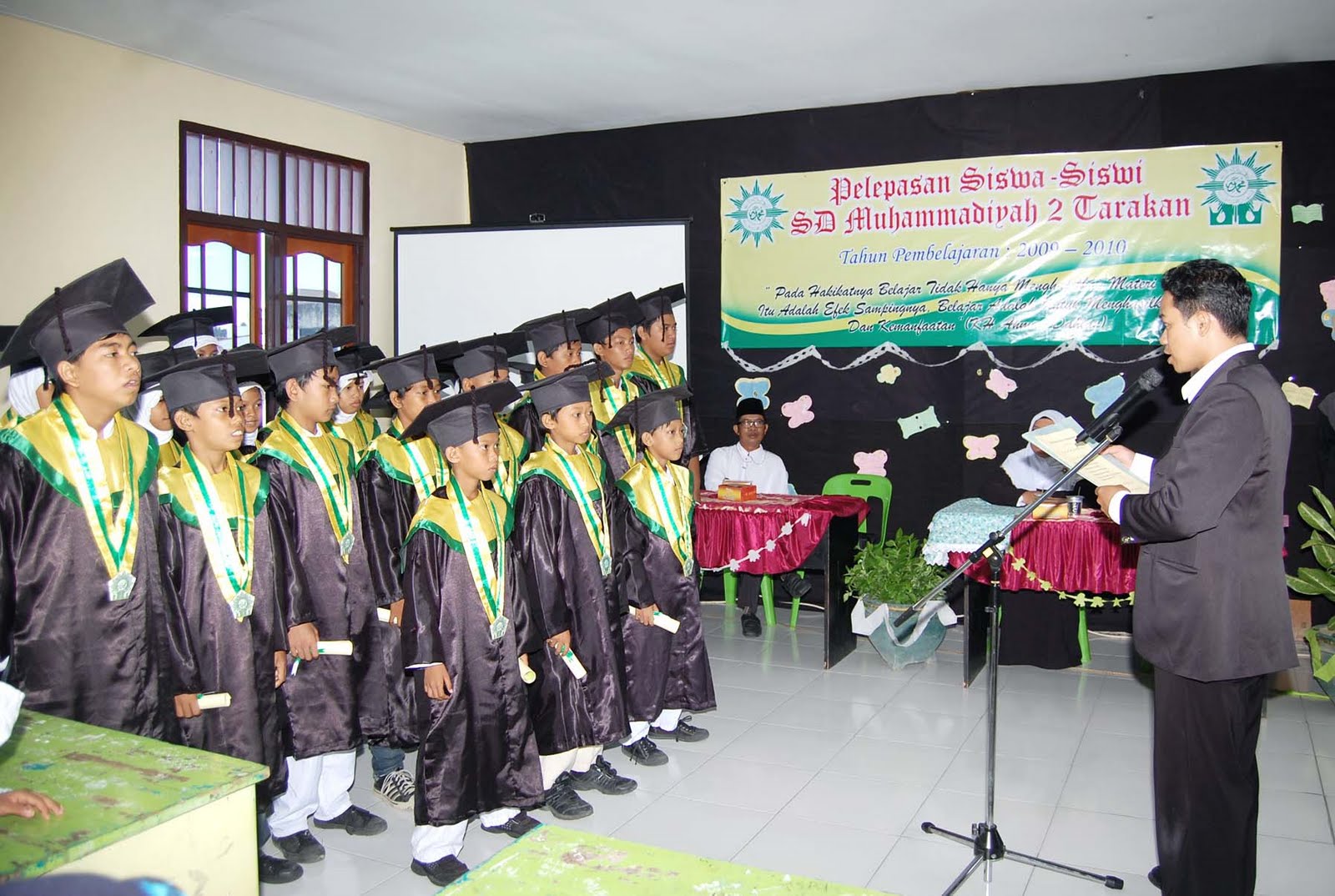 SD Muhammadiyah 2 Tarakan: Pelepasan Siswa Siswi SD Muhammadiyah 2 Tarakan 2009/2010