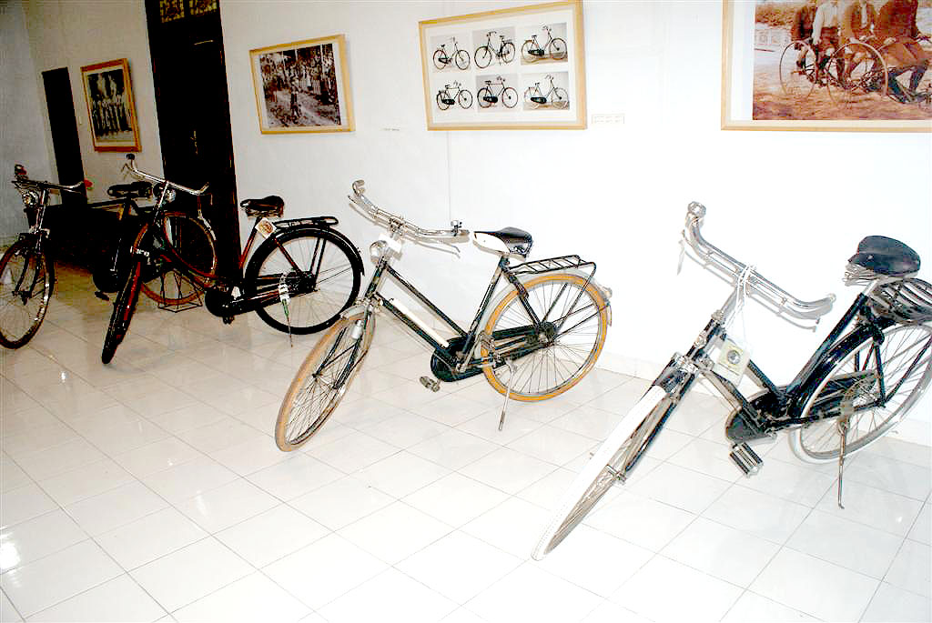 KORAN JOGJA: = Pameran Pit Onthel 2010. INDISCHE FIETSEN. Bentara ...