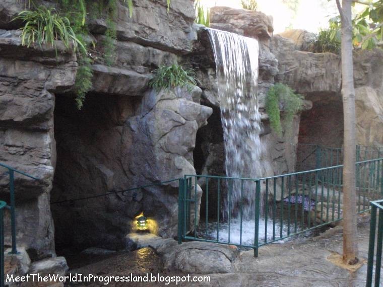 Meet The World: The Disneyland Hotel: Part 1 - Waterfalls and Caves