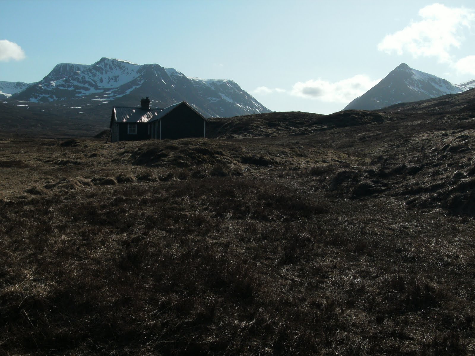 Walk and Hike in Scotland: Culra Bothy beneath Ben Alder