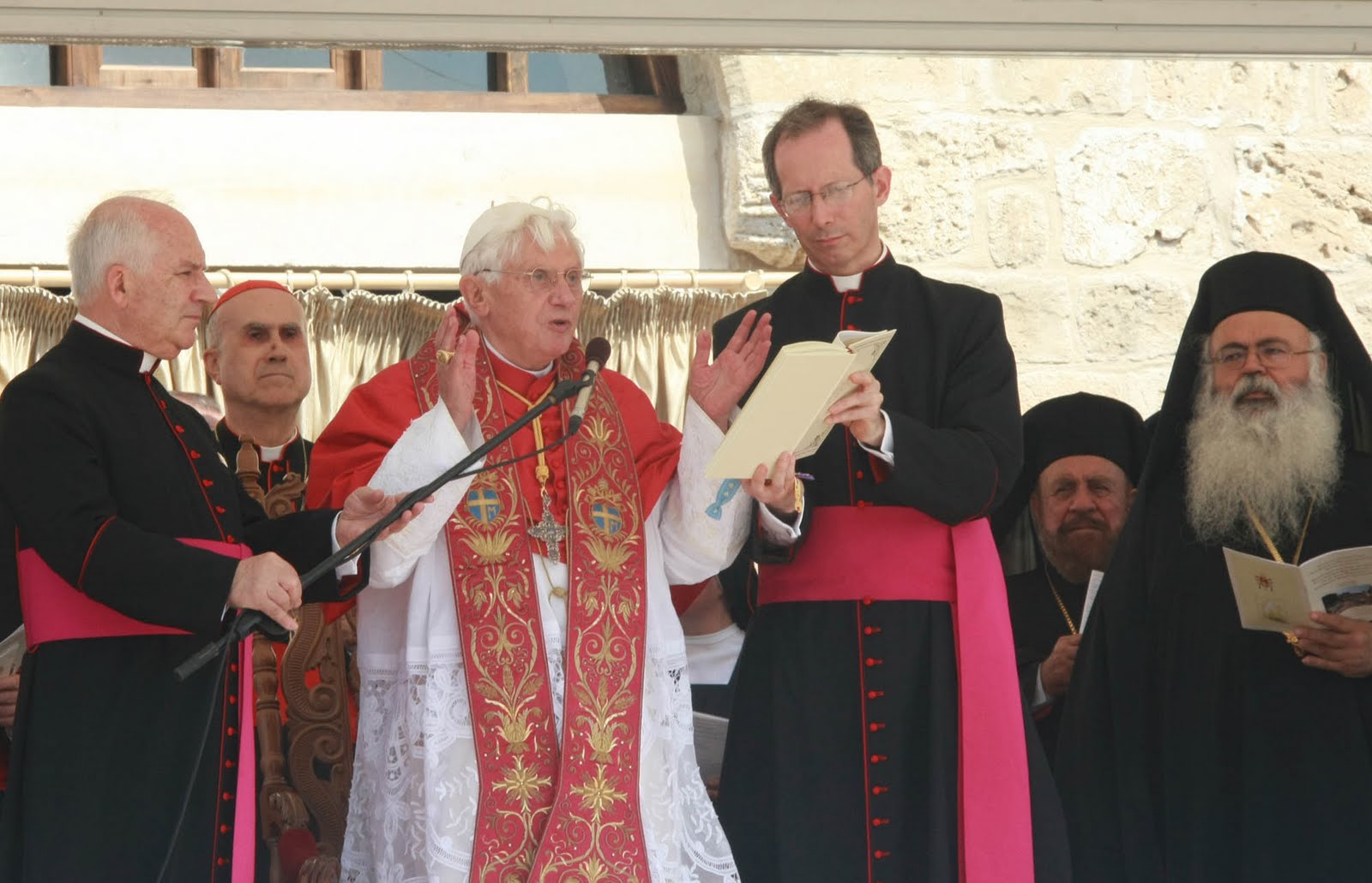 Ιδιωτική Οδός: Ο ΠΑΠΑΣ ΒΕΝΕΔΙΚΤΟΣ ΣΗΜΕΡΑ ΣΤΗΝ ΚΥΠΡΟ