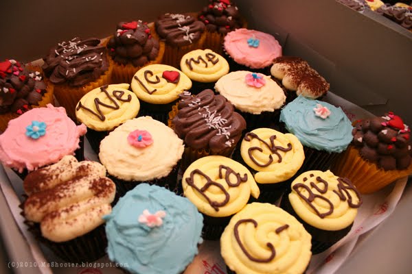 Vanilla Kitchen: .Birthday and Welcome Home Cupcakes.