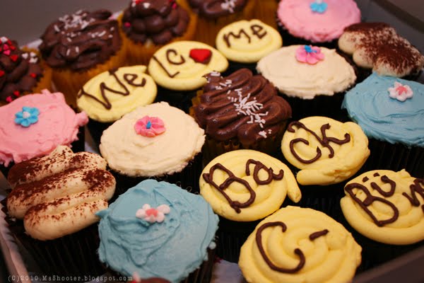 Vanilla Kitchen: .Birthday and Welcome Home Cupcakes.