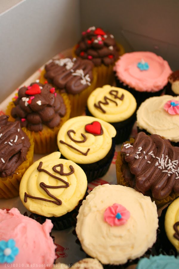 Vanilla Kitchen: .Birthday and Welcome Home Cupcakes.