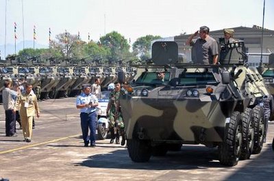 TUGU IRENG: PANSER APC ANOA 6X6 PT PINDAD