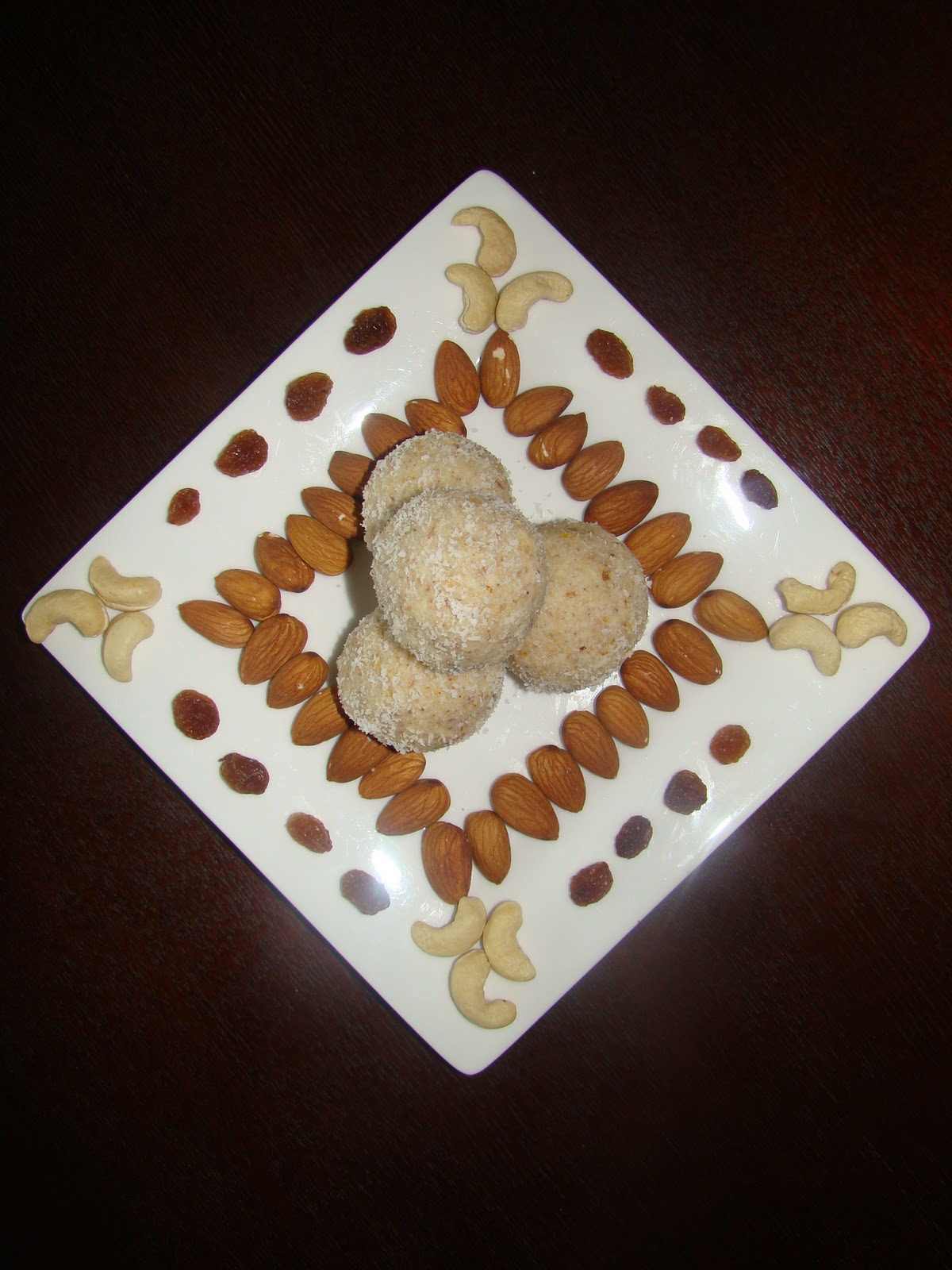 palate corner: dinkache laadoo/gond ke ladoo/edible gum sweet balls