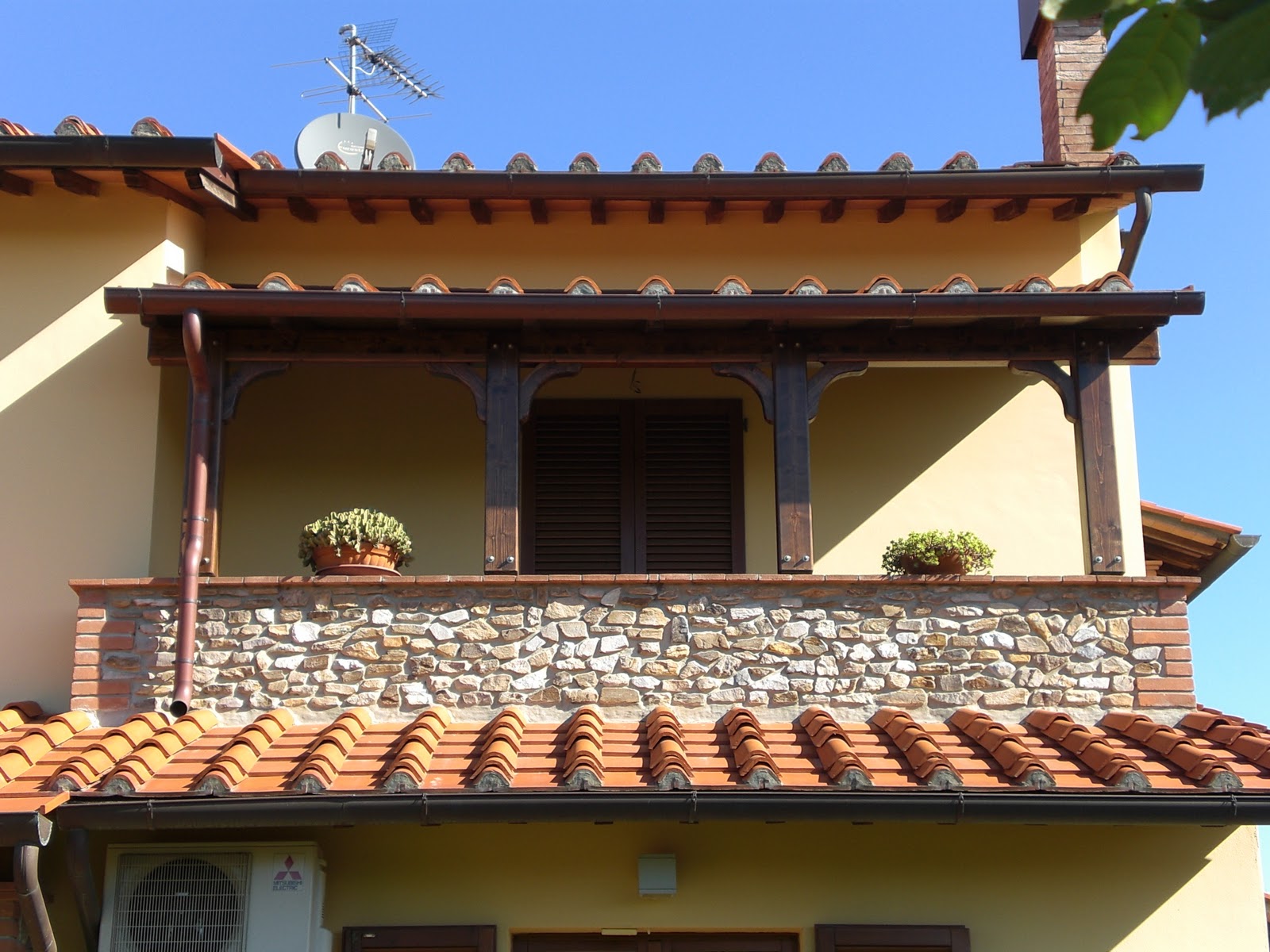 MONTAGNANI PAOLO S.R.L STRUTTURE IN LEGNO: TETTOIA ADDOSSATA SOPRA TERRAZZA