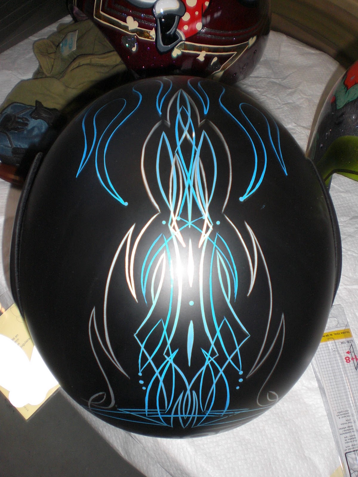 AL design: pinstriping helmet
