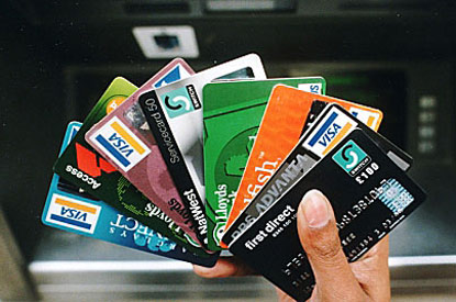 Komunikasi dan Belia: 8 : Kad Kredit Vs Kad Debit : Yang Mengurus ...