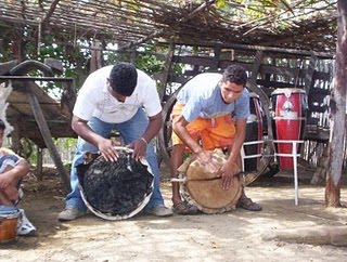 FOLKLORE PERU - MUSICA Y DANZA: TAMBOR DE BOTIJA CON CUERO DE CHIVO ES ...